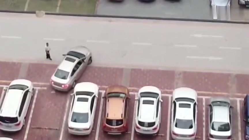 虽然倒车入库多次都没成功,但从没碰撞过其他车辆及行人