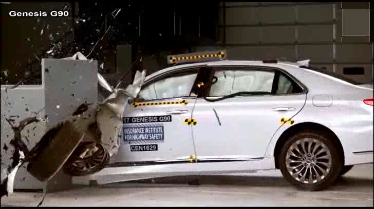 不要再问我韩国车买现代还是起亚了,看完碰撞测试你就知道