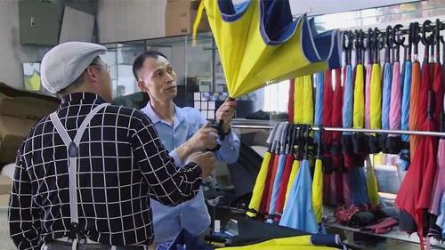 真牛气!牛人独创雨伞"黑科技",一键自动折叠,刮风下雨都不怕