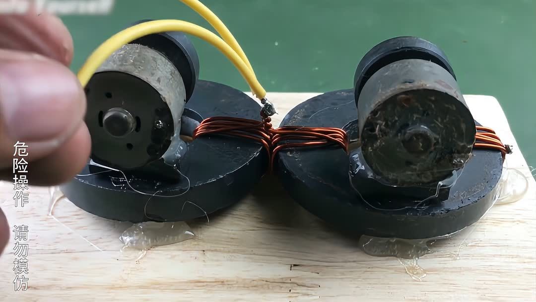 物理学小实验,不利用电池使灯泡亮起来,你能做到吗?