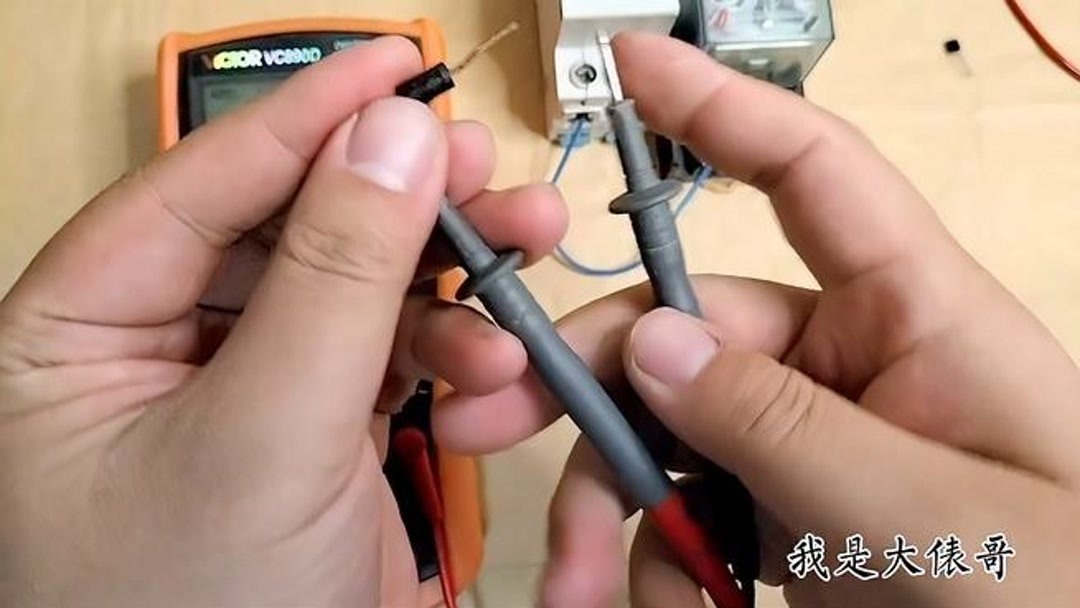 890D万用表使用教程,9个功能一一实操演示,学到赚到 #电工 #万用表