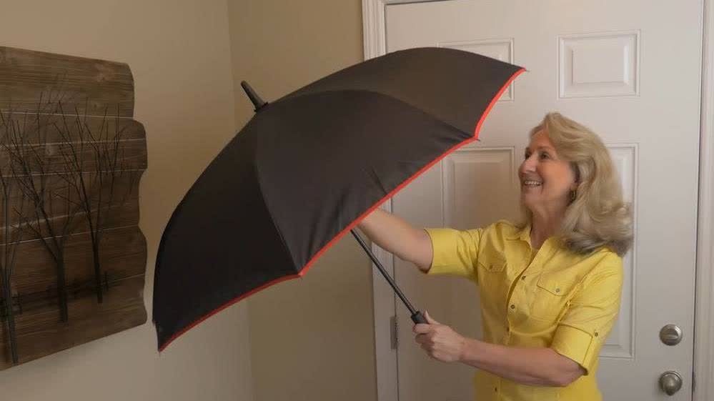 普通雨伞可能要退休?农村大叔研制出反向折叠雨伞,多项能力
