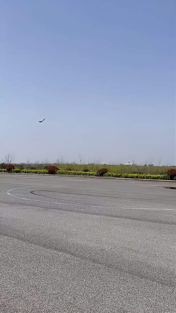 歼十航模机,大机动吊机。