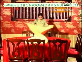 酒店管理之餐厅服务片段铺台布(餐饮服务现场实景操作)