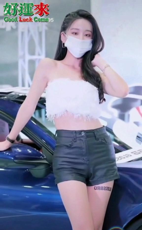 #太多的靓模来到#戴口罩车模