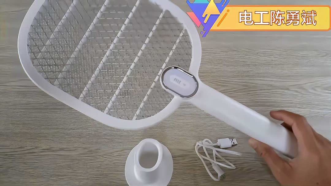 一把电蚊拍好几百,农村电工自己在家研发,成本才20块!