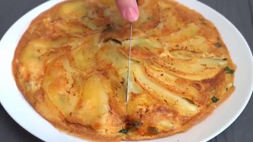 2分钟教你自制奶酪土豆披萨,不用烤箱,做法简单,香甜拉丝吃一口就...