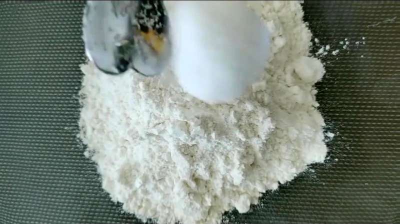 给大家做一个自制美食家庭版披萨饼,方法很简单,很好吃哦