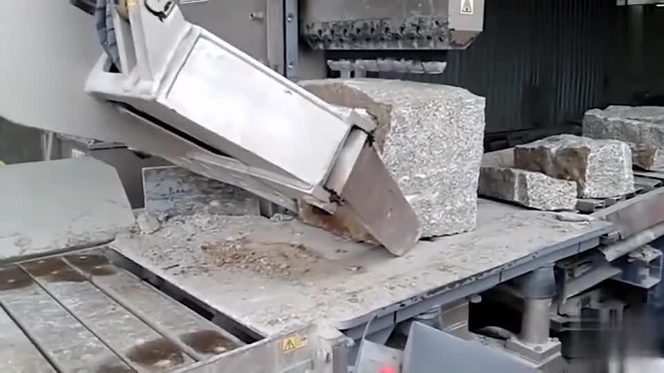 切割机见过,但是这种石头切割机还是第一次见,真是...