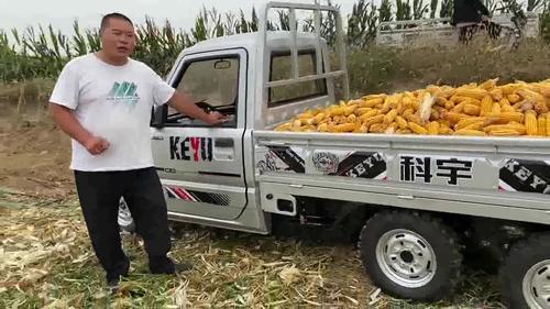这款是什么电动车?拉着满满一车玉米在庄稼地里乱窜,动力足吗?