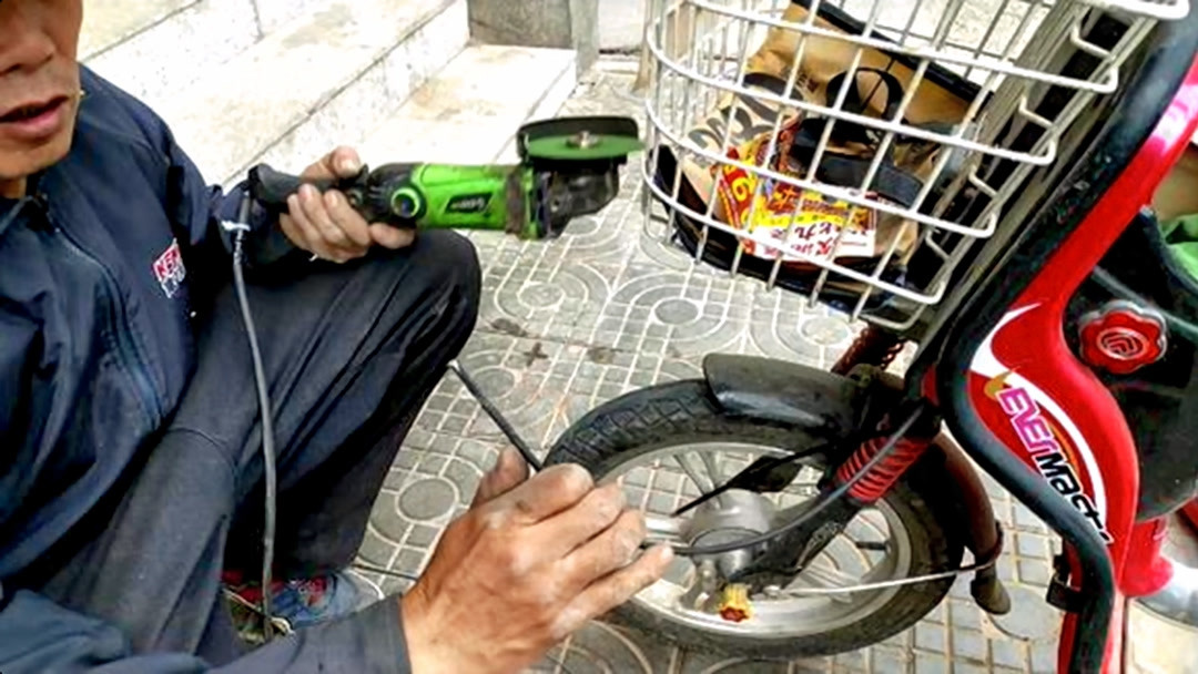 电动车刹车调紧捏刹不回位,轮子抱紧问题在外皮线,只需一步解决