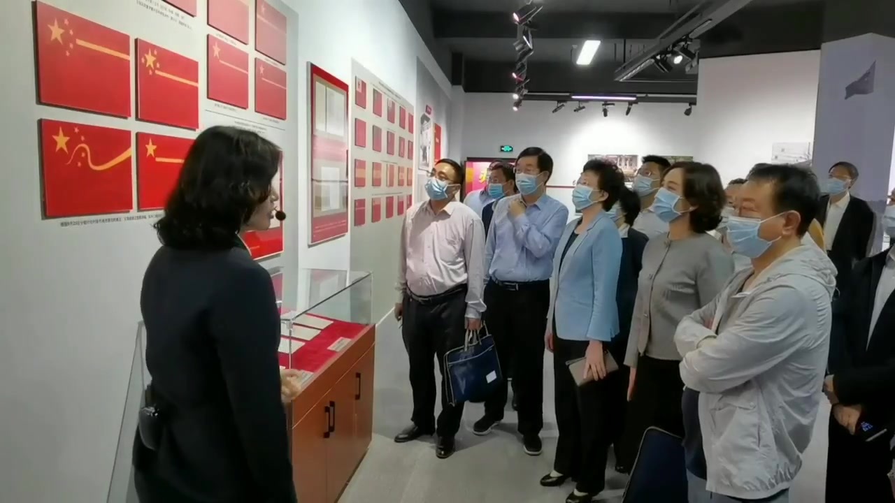 部分政协常委参观"旗帜飘扬--党旗国旗军旗诞生珍贵...