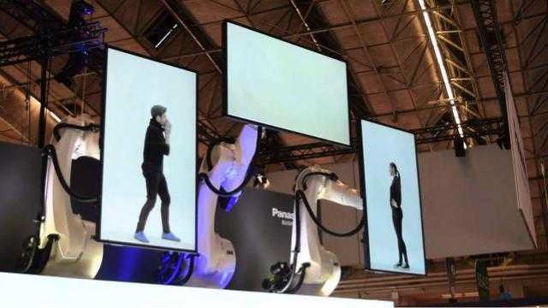 集钢管、LED、机械臂、人屏互动及魔术杂耍与一身的一场秀演