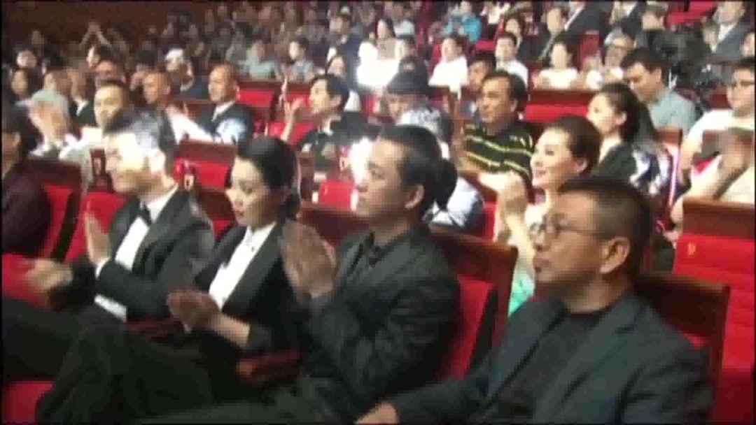 黄绮珊一曲《离不开你》 抢镜造型激情动人献唱