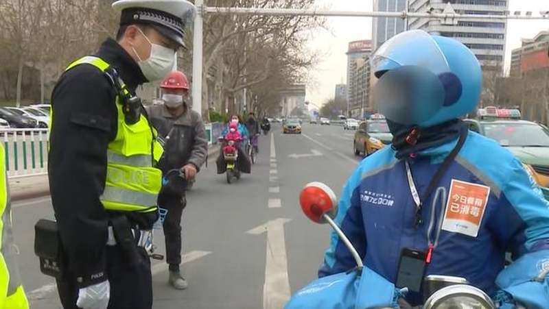 外卖配送员违法行为突出,交警约谈饿了吗,但整改依旧不容乐观