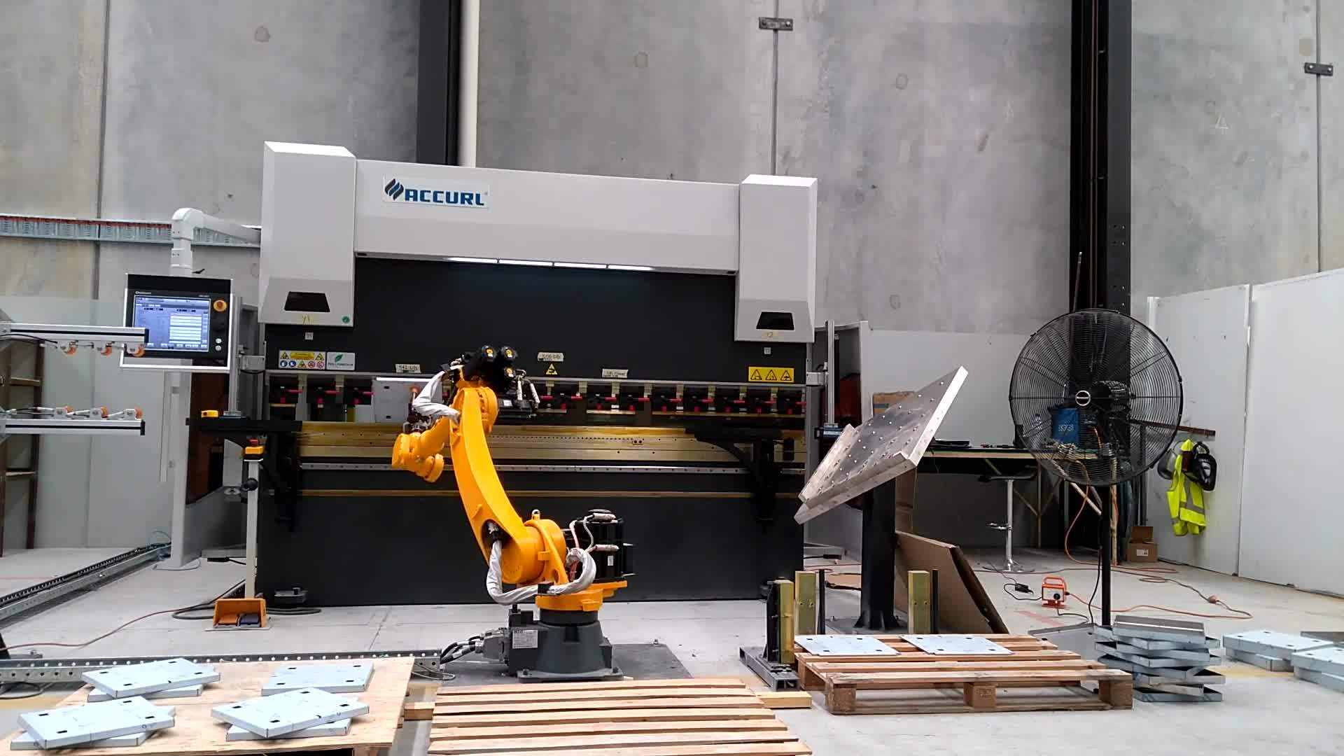 数控折弯机采用工业机器人 一天可以...