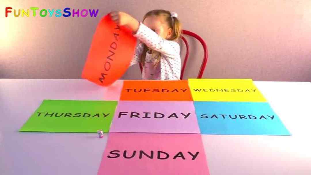 趣味早教小姐姐用纸条教大家认识颜色和英文星期单词443