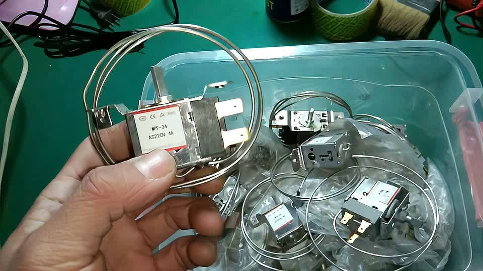 电冰箱不工作一般都是里面的温控器故障看看吧