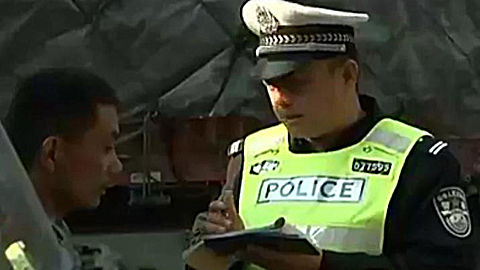 货车车厢内竟藏着加油站,男子一打开车门,交警直接吓懵了