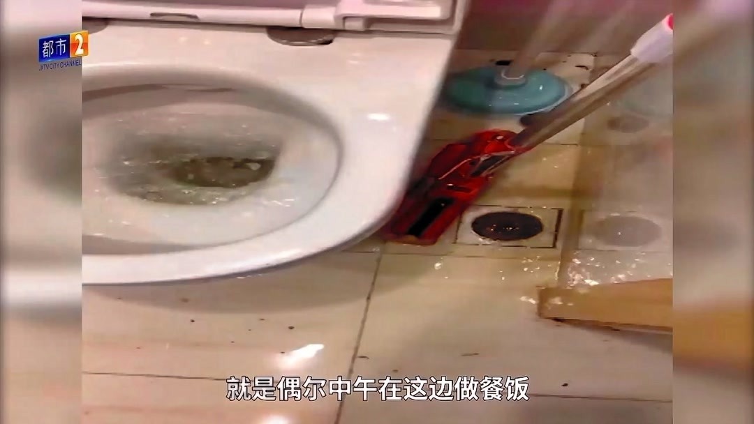 冲马桶污水反而涌出 业主刚入住苦不堪言 下水道里竟都是水泥块!
