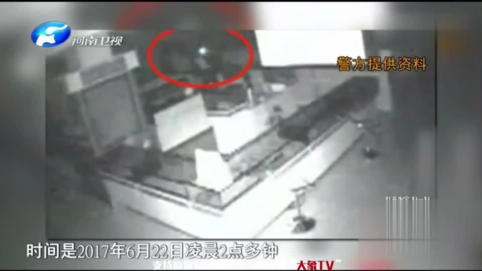 柜台黄金饰品被盗,现场一片狼藉,监控捕捉奇怪黑影