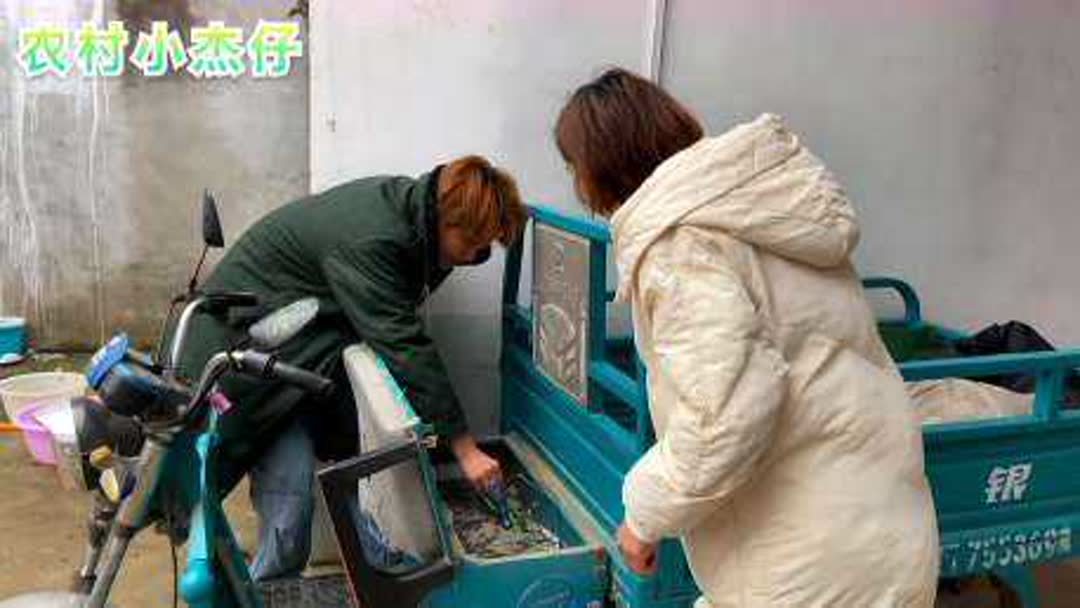 小伙帮董事长姐姐修电动车,问题出现在电瓶上,小伙还被电一下