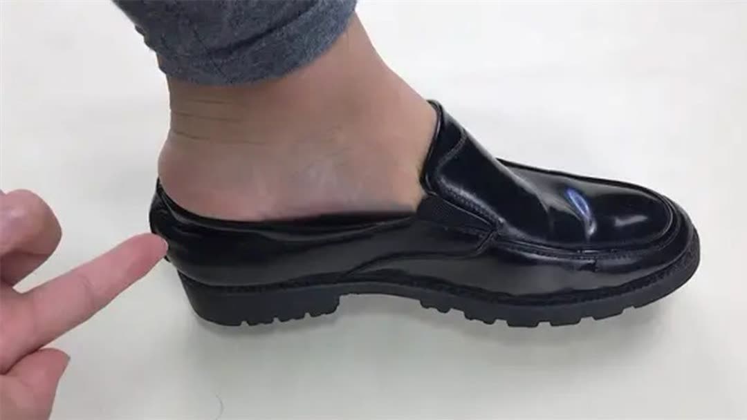 网购的鞋子挤脚不想退?只需一张纸巾,鞋码轻松变大,合脚又舒服