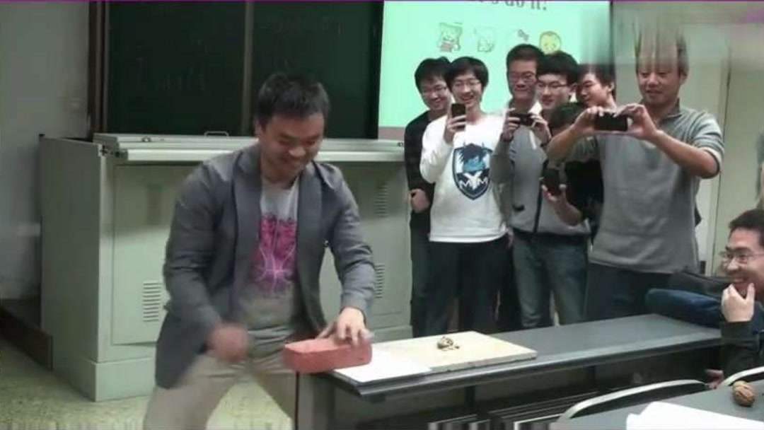 知识就是力量:川大教授徒手劈砖 !杠杆原理和动量定理你也行