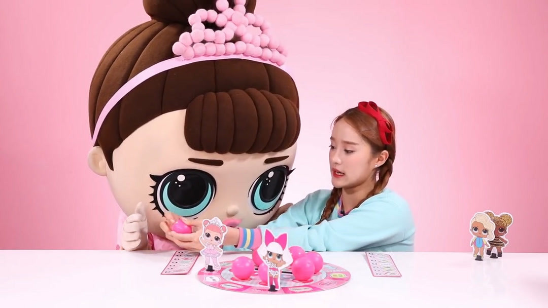 基尼基尼和基尼姐姐争夺好玩的惊喜蛋