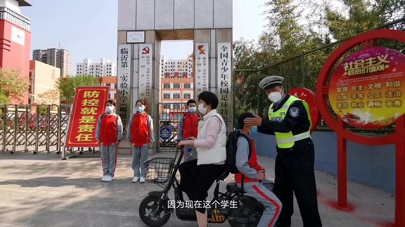 开学季小学生这两种坐电动车方式,一个超危险,一个很安全