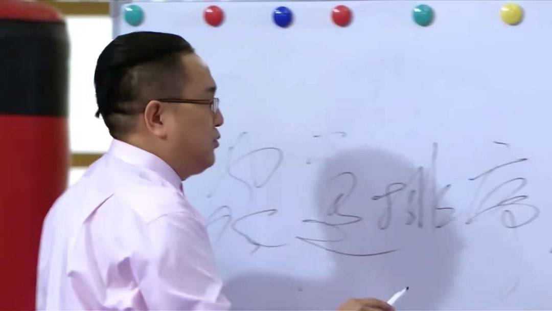 大师教学邀请大家角色扮演,小伙扮演起了“还珠格格”爆笑不止!