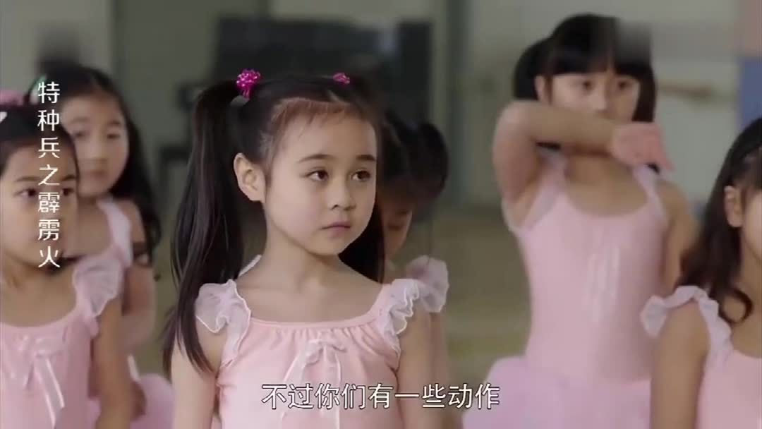 孩子家长来学校接孩子,老师看见家长的军装,就知身份不简单