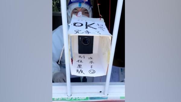 “大白”自制扫码神器扫完弹出OK,居民:可爱又机智