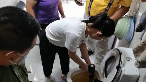 真正的"无师自通"!廊坊牛人发明马桶疏通器,2秒解决马桶堵塞