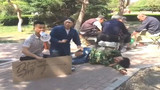 两名乞丐在街头乞讨,接下来男子的做法,真是太逗了