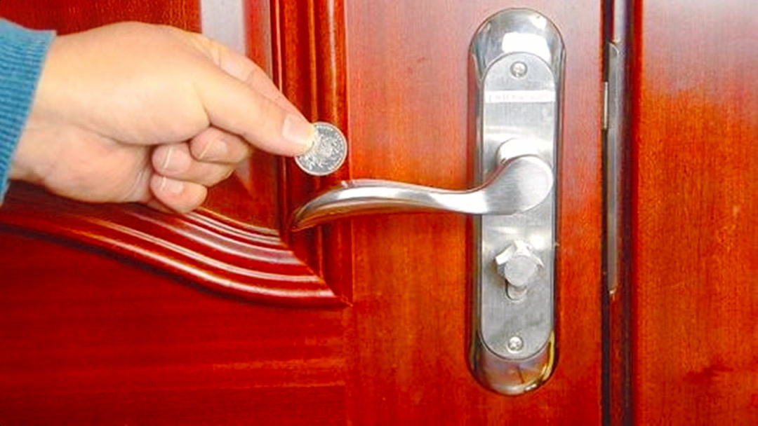 门被反锁别着急,根本不用开锁匠,只需一枚硬币,2秒钟快速打开