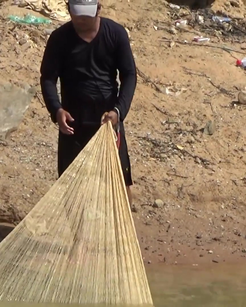 这渔网撒的还没我撒的圆呢!这样都能撒到鱼?