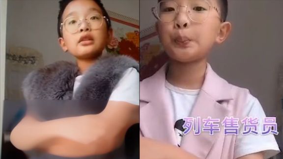 小学生模仿列车售票员 眼神动作配合超到位:大爷腿让一让检票啦