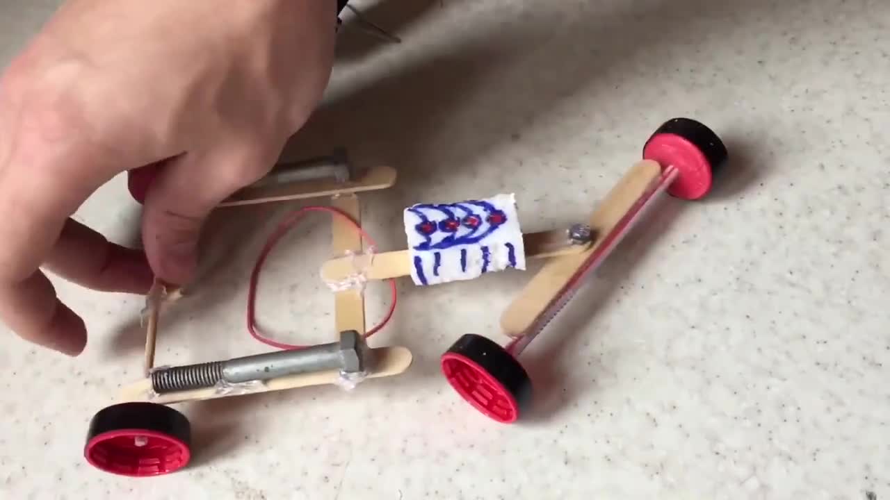 不错的动手制作,用这一堆生活废品,做了一辆简易小车,太厉害了