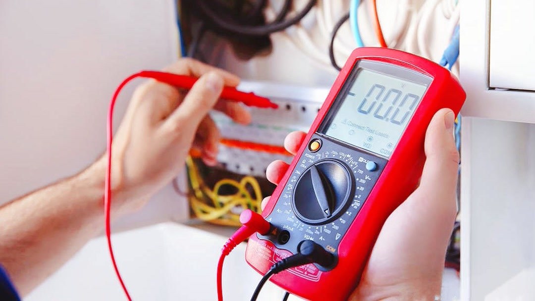 电线漏电怎么办?新手电工半天都查不出原因,老电工一招就解决了