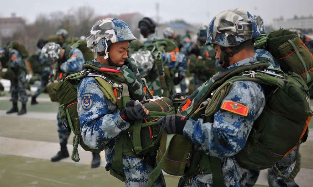 空降兵在跳伞后降落伞要叠起来吗?空降兵:跳伞一时爽,叠伞泪断