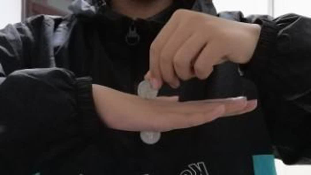 魔术教学:硬币穿手掌 不可思议的纯手法魔术 背后的秘密真简单