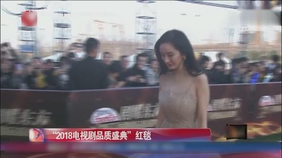 杨幂裸色纱裙走红毯太仙了,好身材真让人羡慕