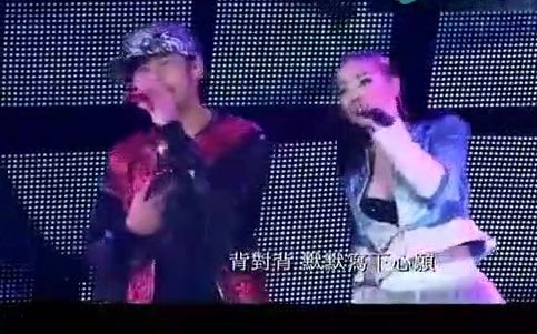 周杰伦与蔡依林最后一次同台演出 他搂她的镜头把我们看哭了