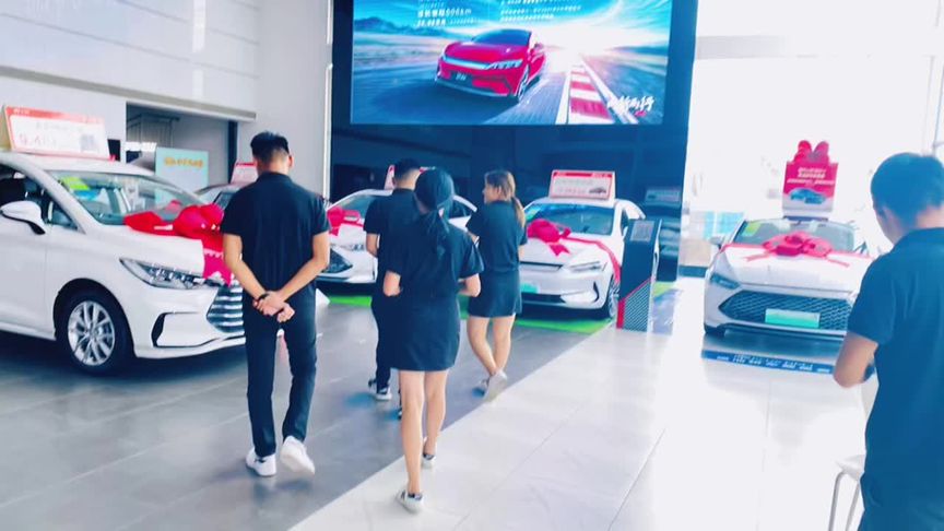 小伙伴空闲时间演练接待客户的流程,只为给客户更好的体验