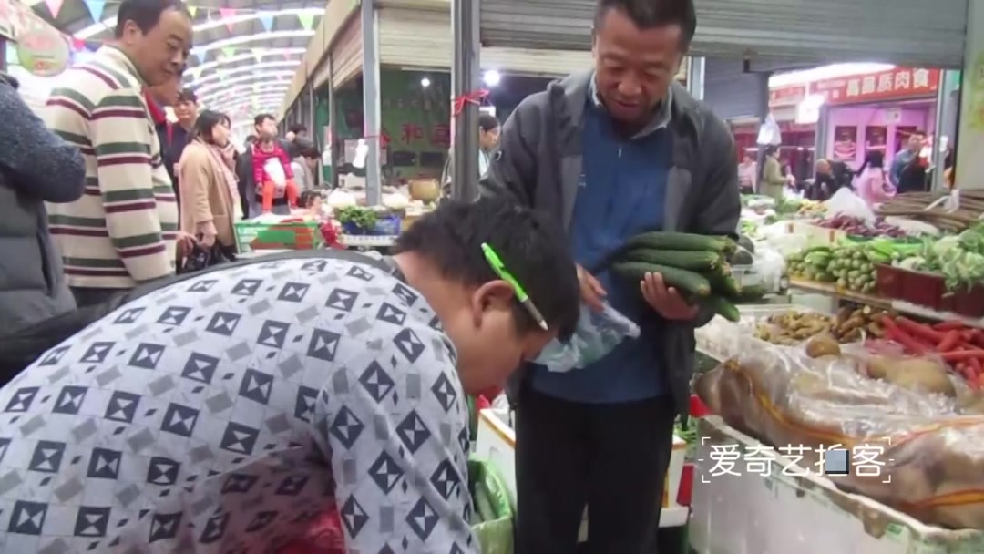 【拍客】“激情卖菜哥”走红网络 算账速度秒杀计算器