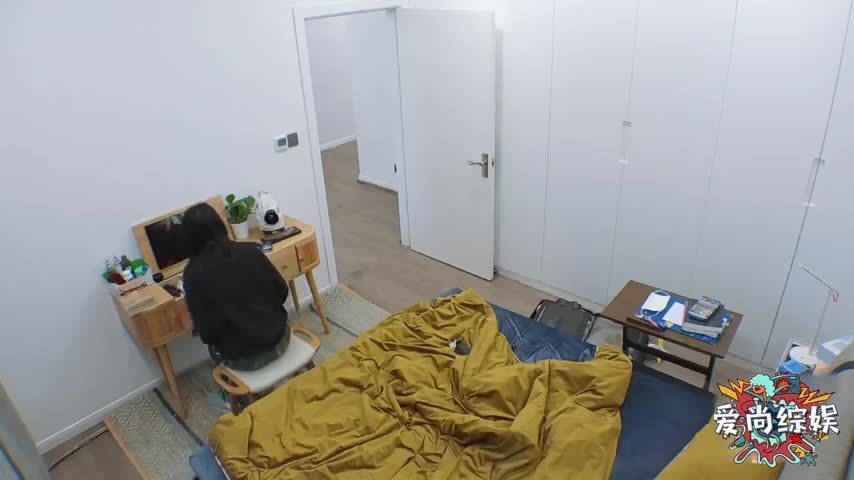 迷之操作!杨笠后台拿刀片刮胡子,吴宣仪直接看傻眼