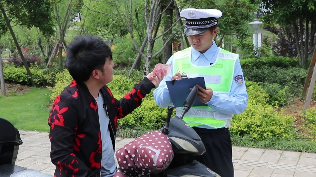 遇到交警罚款不要慌,只要请出这位大爷就没事了!