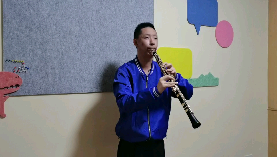 双簧管之声俱乐部初三会员张弘弦演奏的《春节序曲》独奏片段具有...
