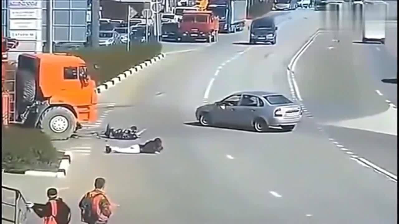 电动车发生惨烈车祸,要不是监控,大货车的清白谁来还